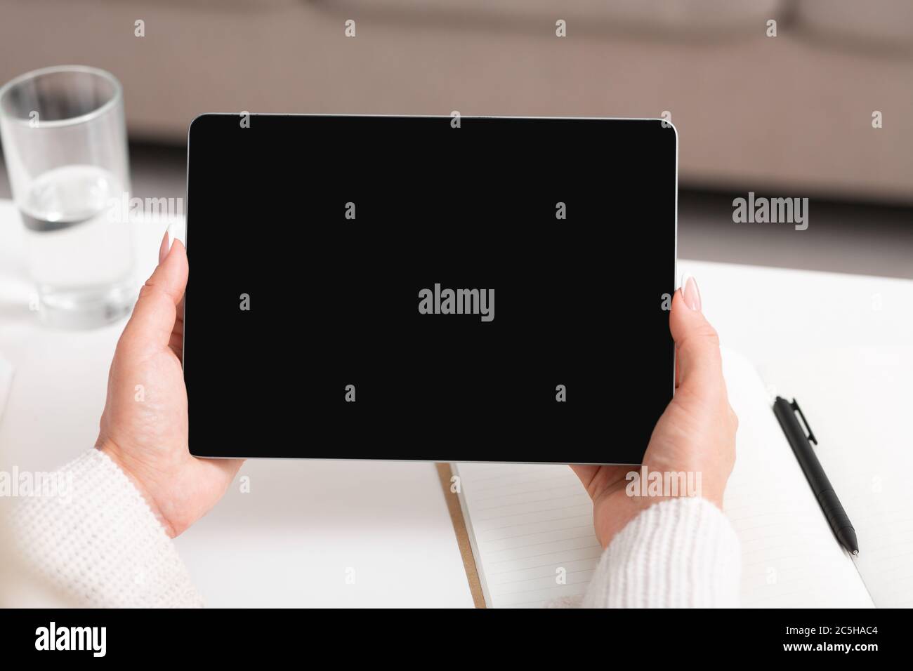 Tablet screen hands woman hi-res stock photography and images - Alamy