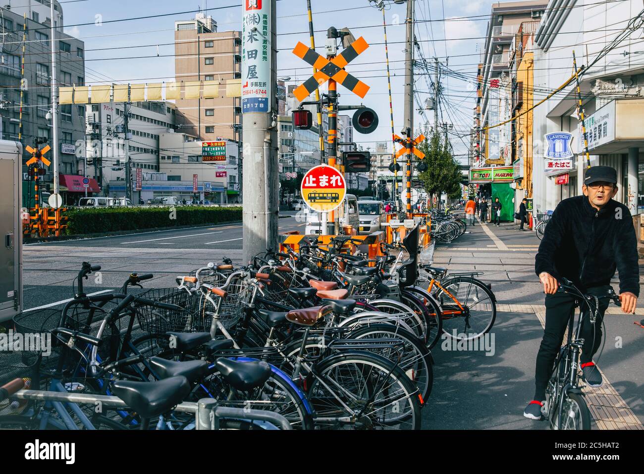 Crowded bike bicycle parking space hi-res stock photography and images ...