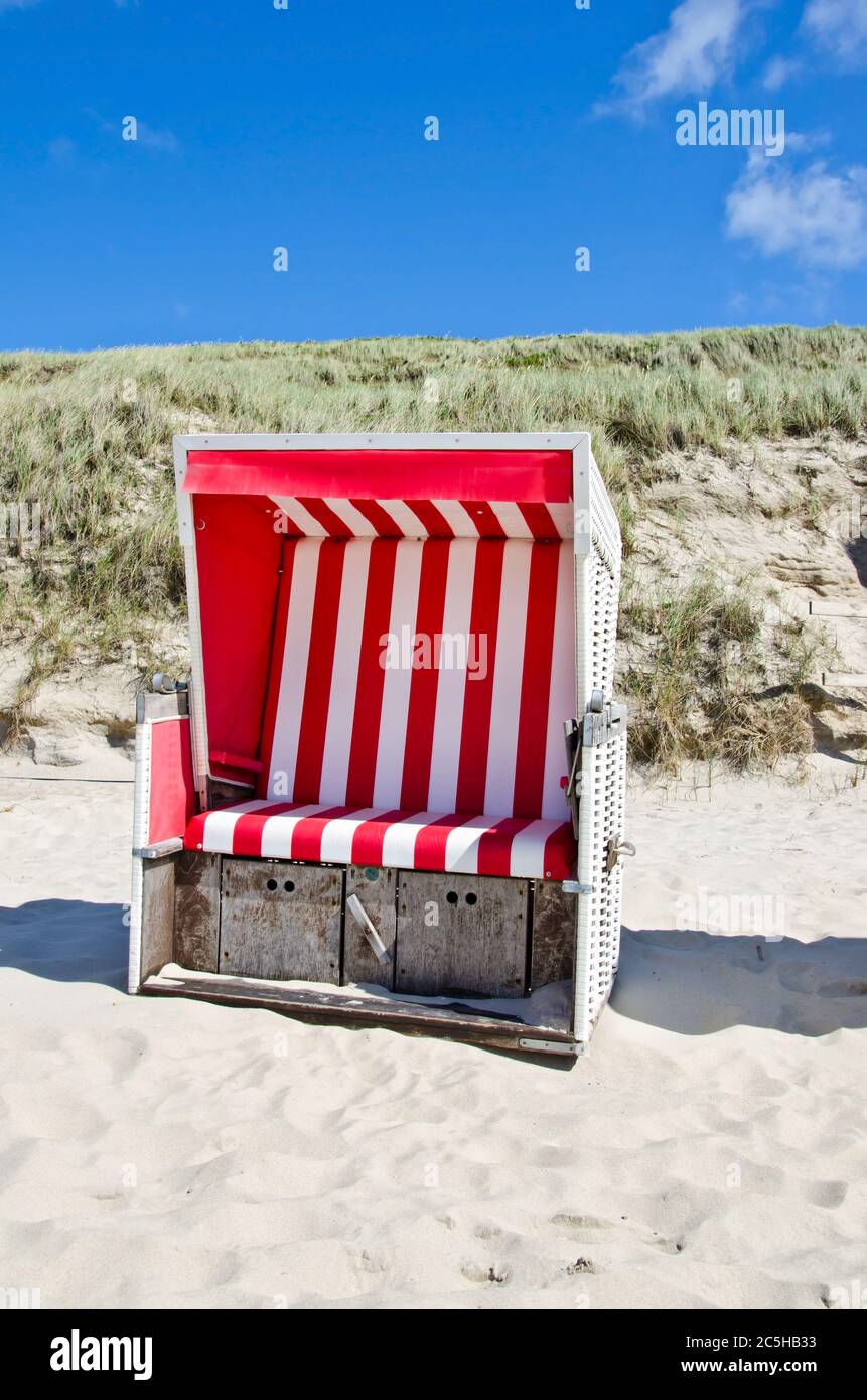 Red striped beach chair hi-res stock photography and images - Alamy