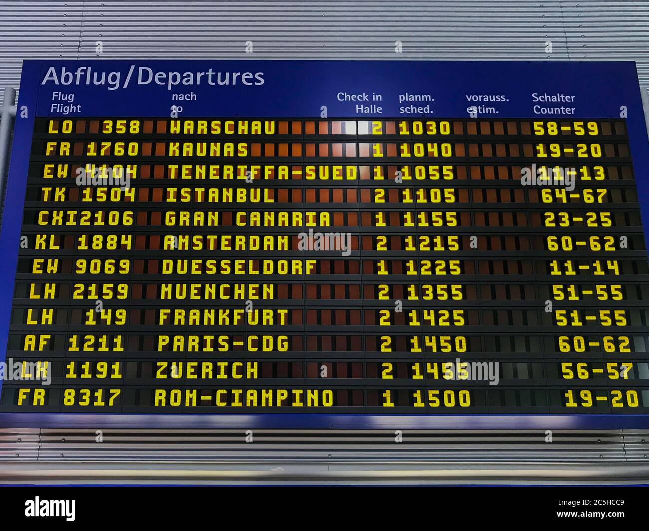 Departure board hi-res stock photography and images - Alamy