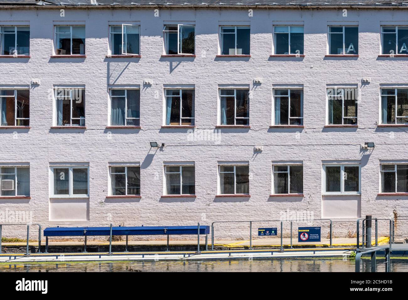 Rows of windows hi-res stock photography and images - Alamy