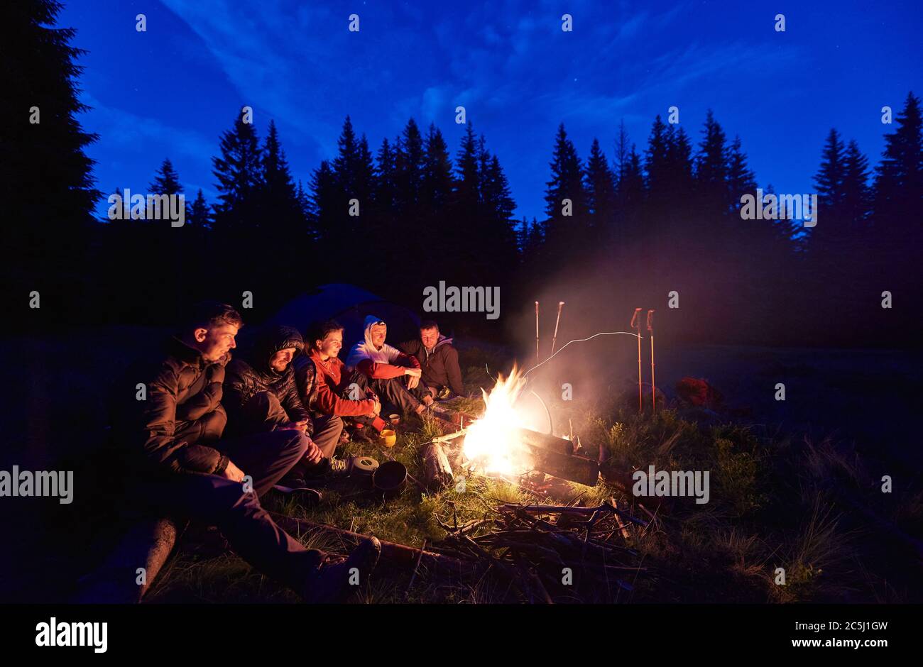 People sitting around camp fire hi-res stock photography and images - Alamy