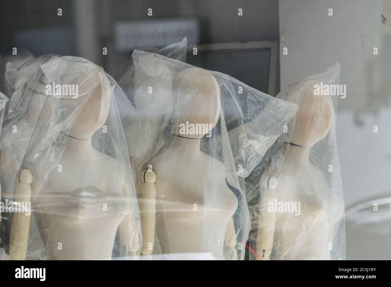 Mannequins in boutique window hi-res stock photography and images - Alamy