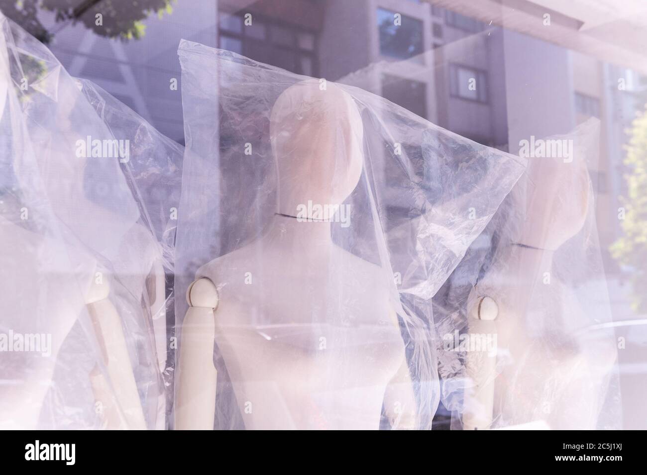 Boutique display window with mannequins Stock Photo - Alamy