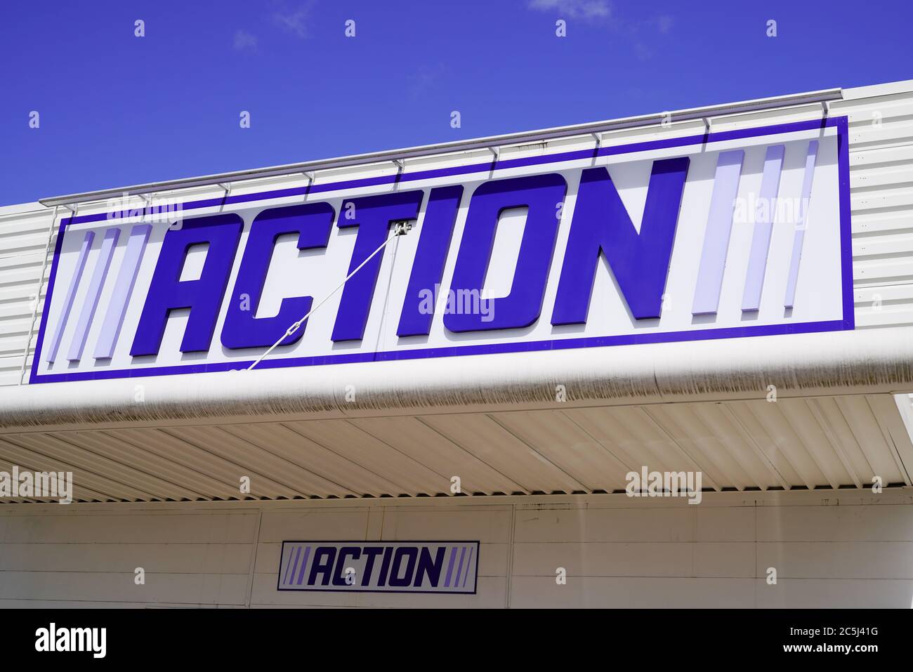 Bordeaux , Aquitaine / France - 07 02 2020 : action logo sign on ...