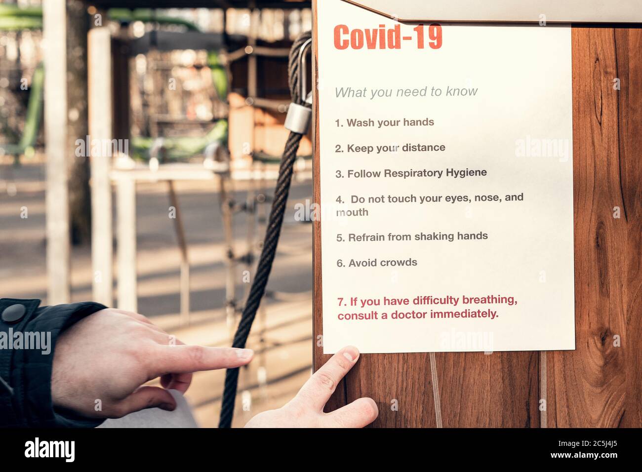 Note covid-19, what you need to know. Hanging on on an empty playground ...