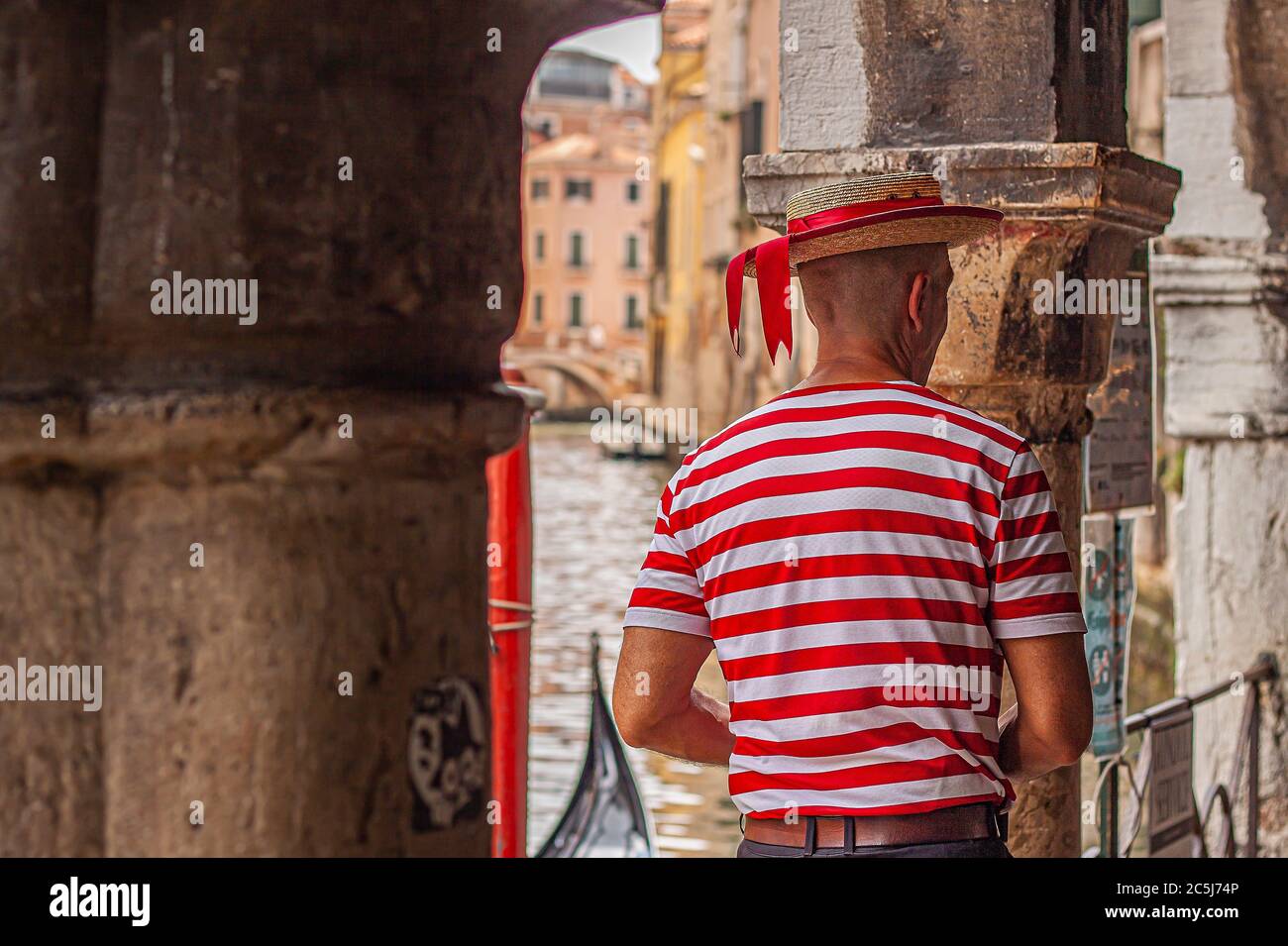 Italian gondolier in Venice Stock Photo - Alamy