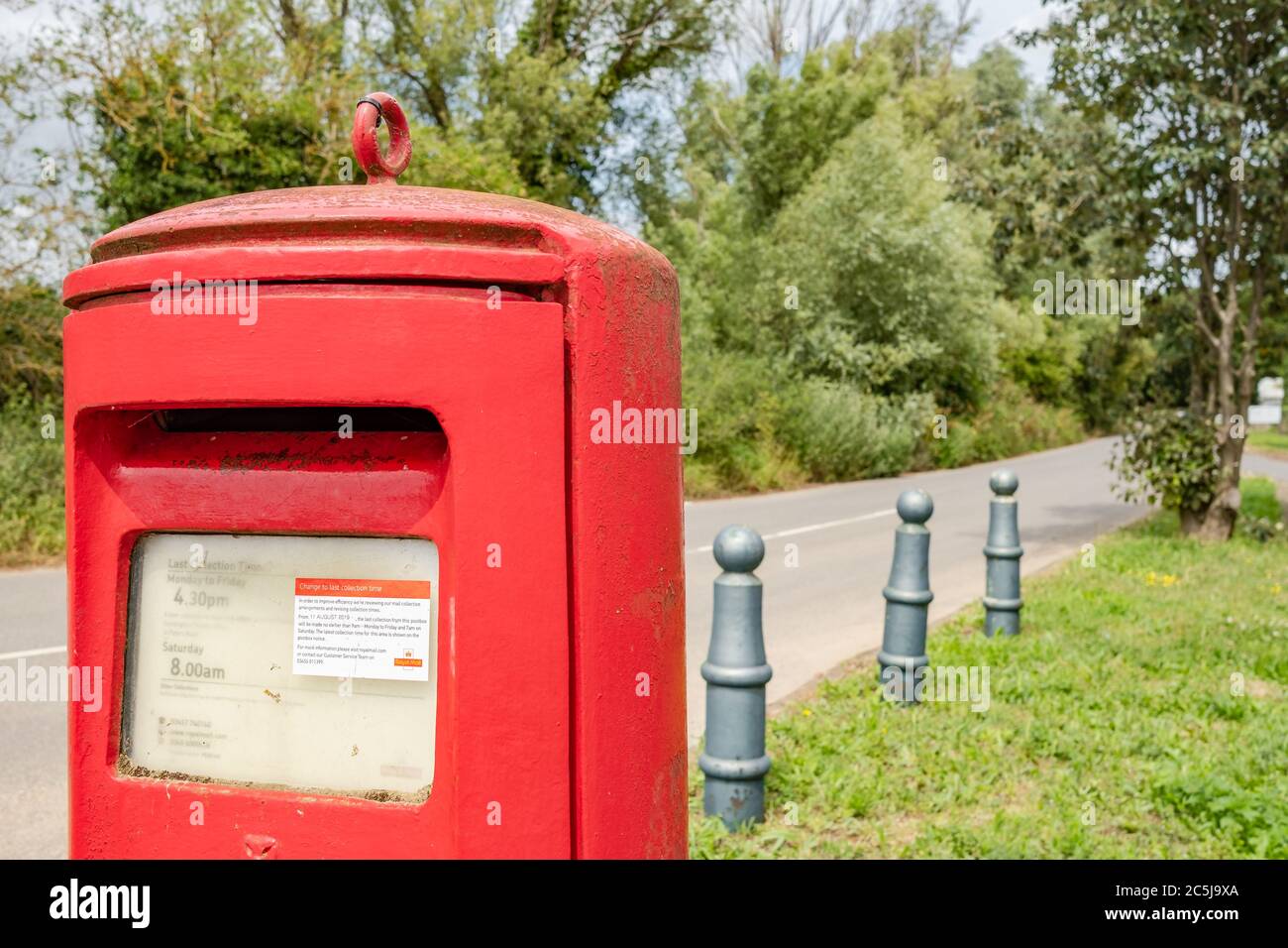 Royal mail crown logo hi-res stock photography and images - Alamy