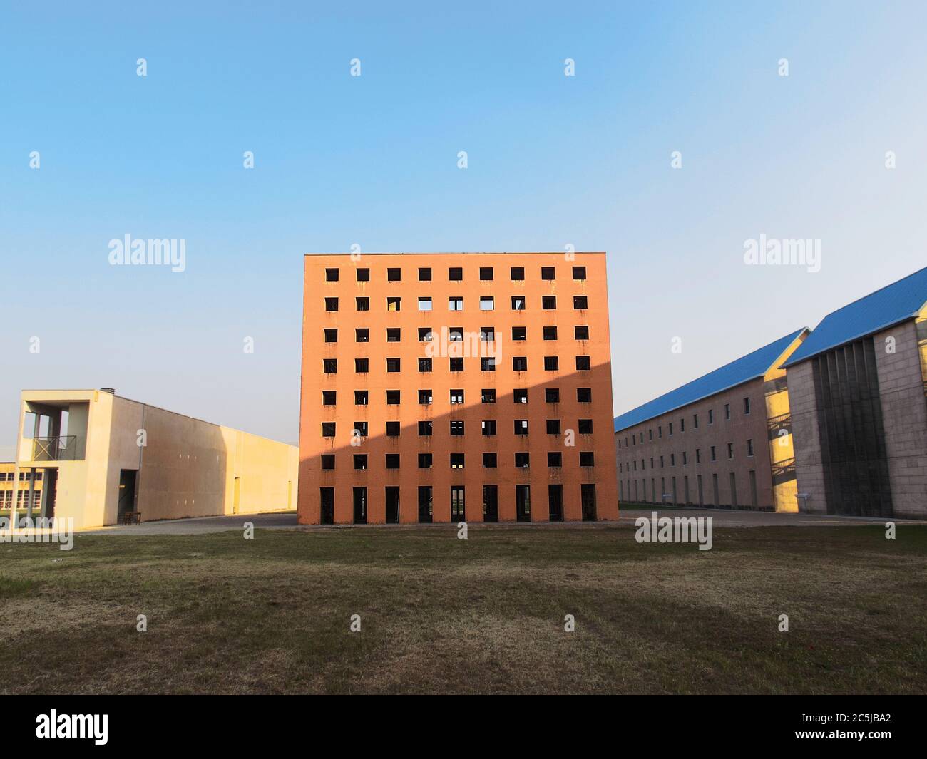 Modern tombs hi-res stock photography and images - Alamy