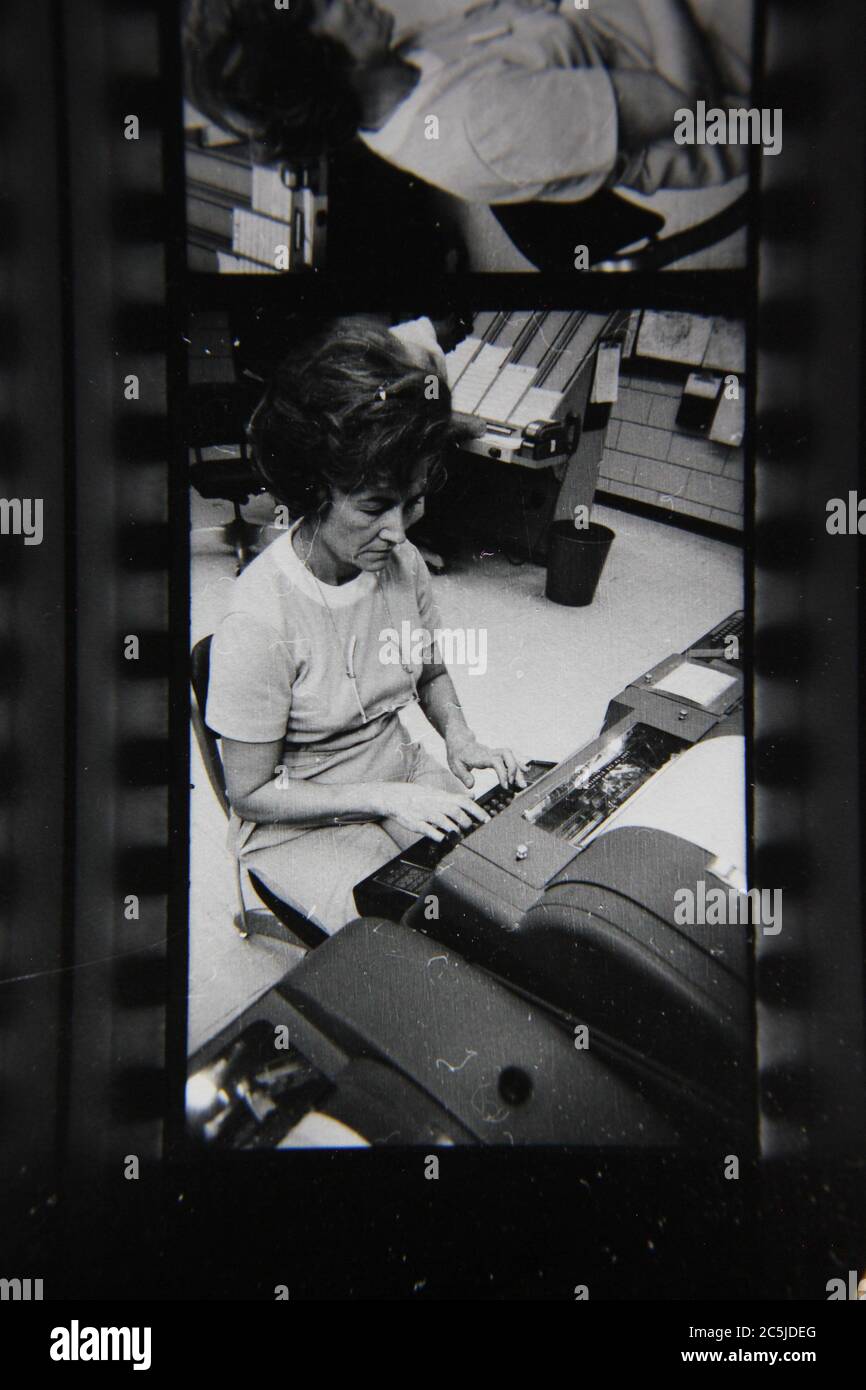 Woman computer 1970s hi-res stock photography and images - Alamy