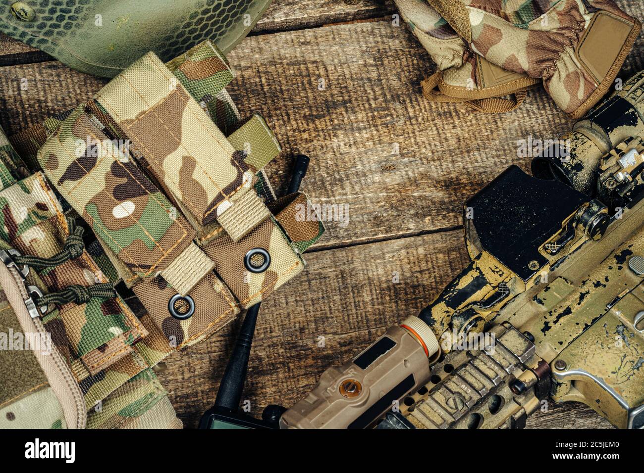 Close up photo of M16 rifle on wooden board Stock Photo - Alamy