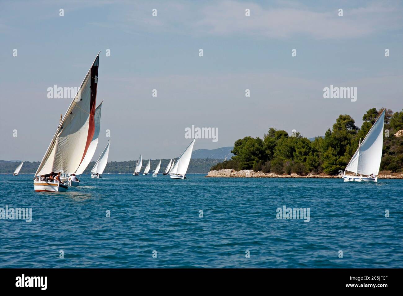 Wooden mast and latin sail hi-res stock photography and images - Alamy