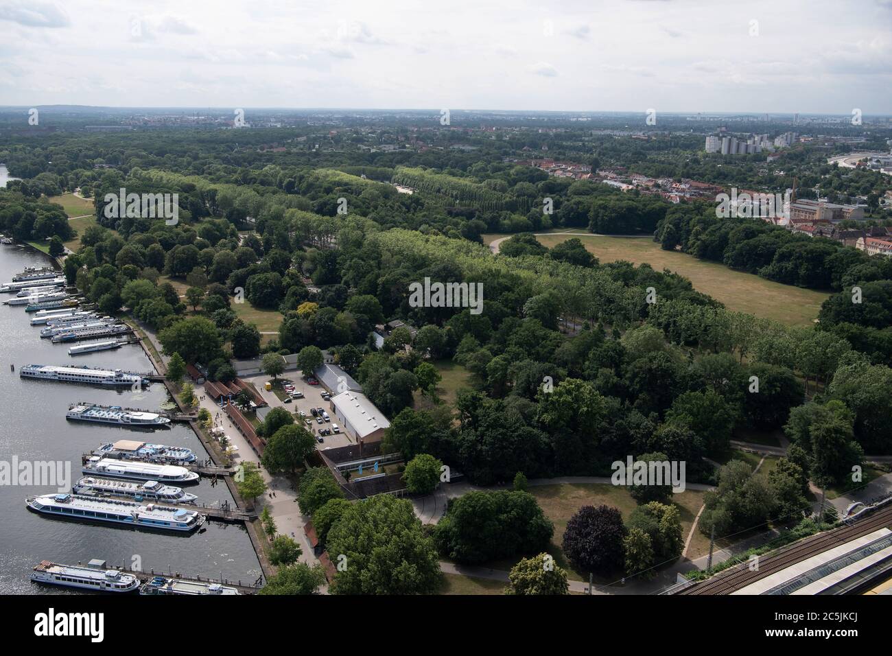 Treptower park birds hi-res stock photography and images - Alamy