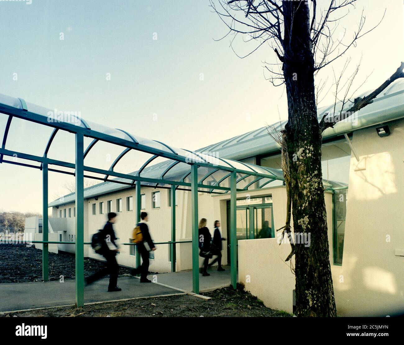 Schoolchildren walking into school Stock Photo - Alamy