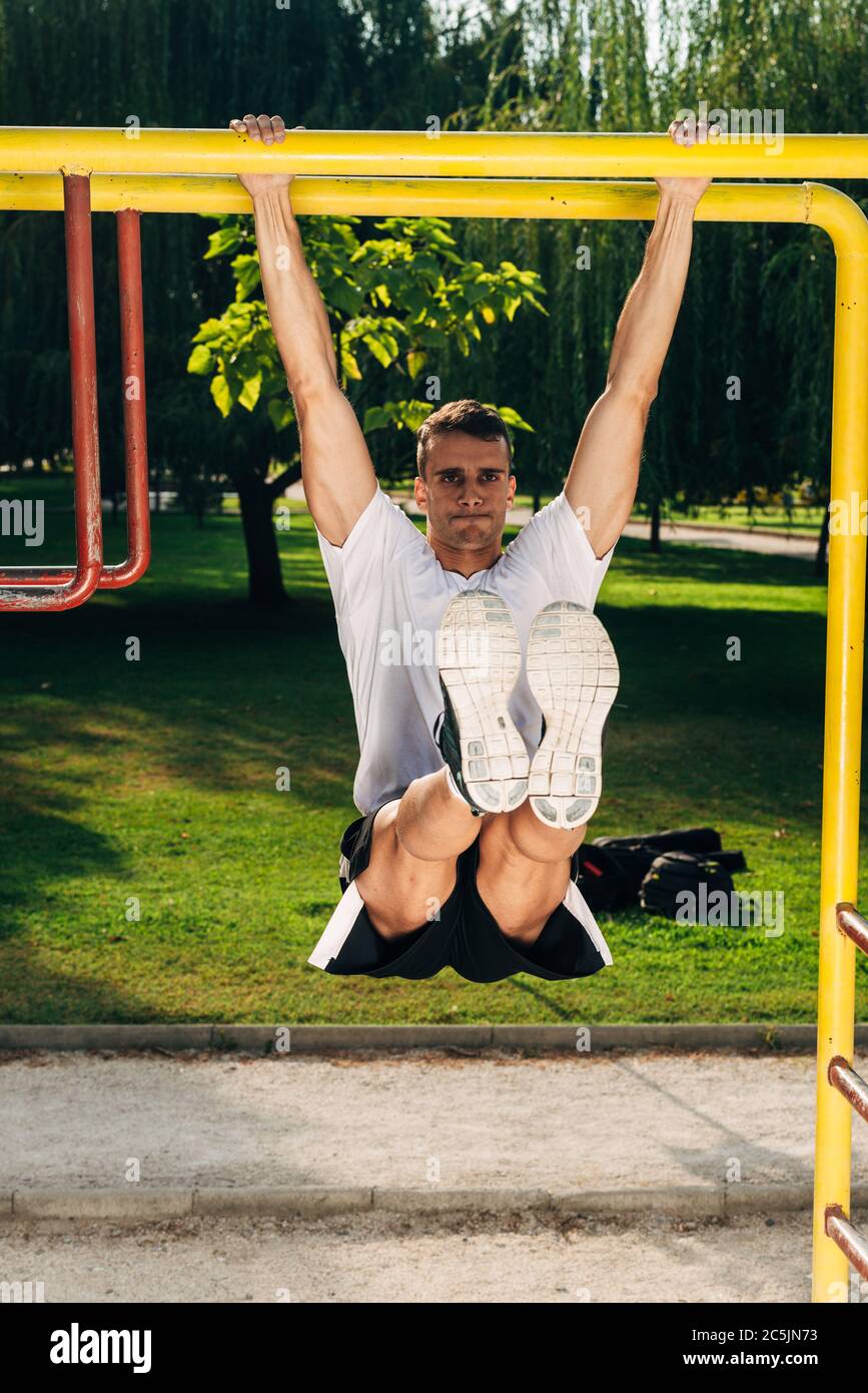 Muscular bodybuilder doing chin up hi-res stock photography and images ...