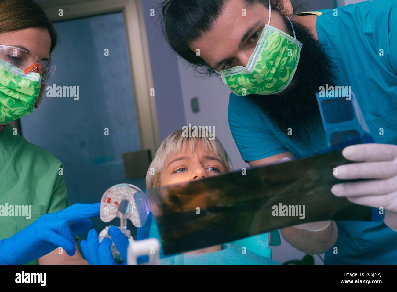 Dentists showing ray teeth hi-res stock photography and images - Alamy