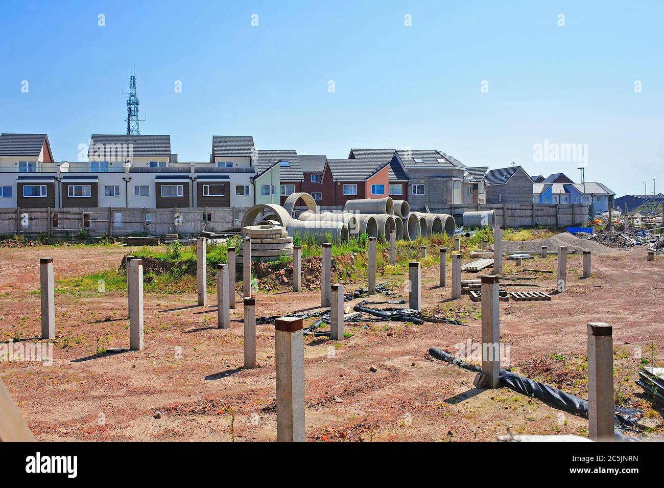 Work stops on an incomplete housing construction site Stock Photo - Alamy