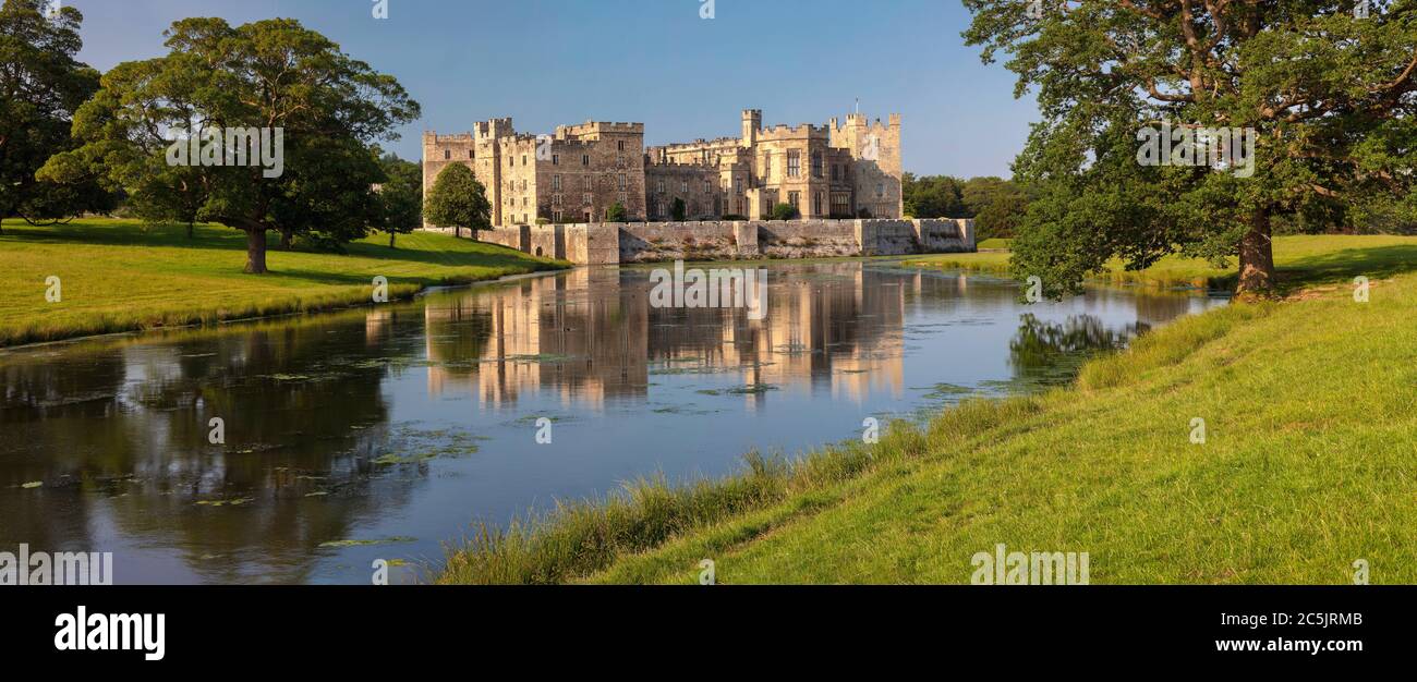 Deer at raby castle hi-res stock photography and images - Alamy
