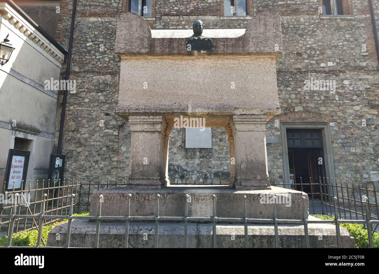 Tomb of Petrarch in Arqua Petrarca, Italy Stock Photo - Alamy