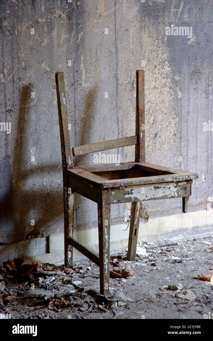 Broken chair in an abandoned building Stock Photo - Alamy