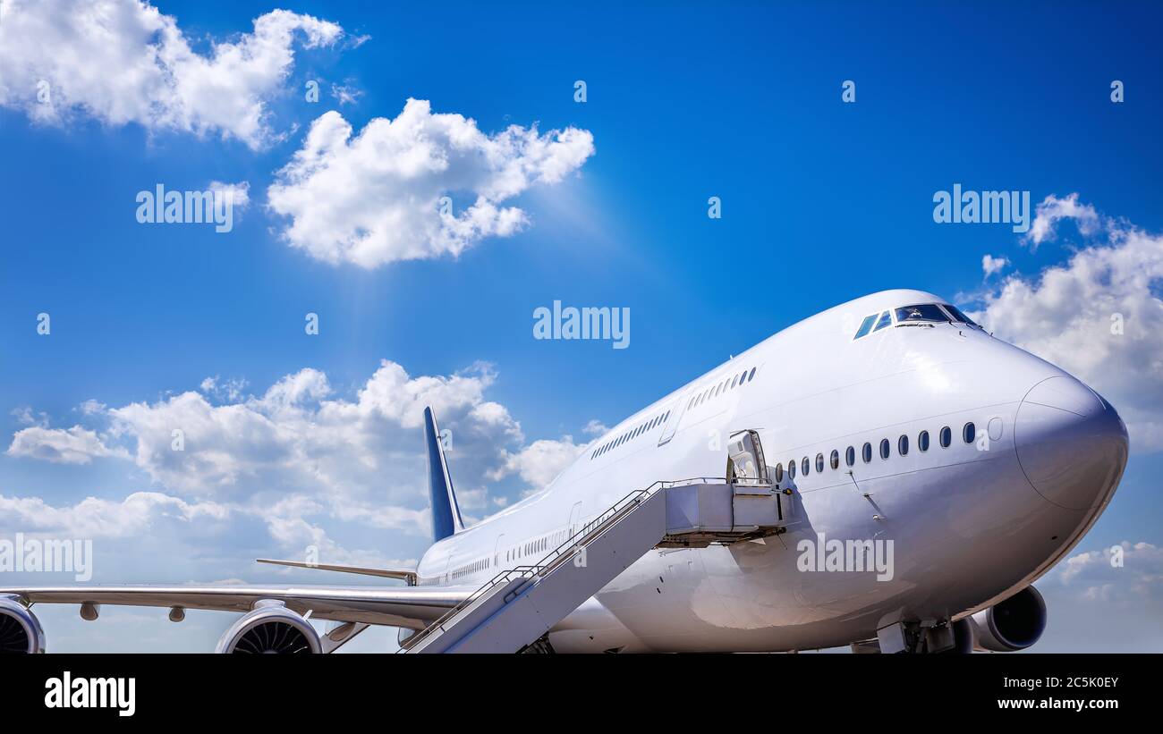 Jumbo jet flying hi-res stock photography and images - Alamy