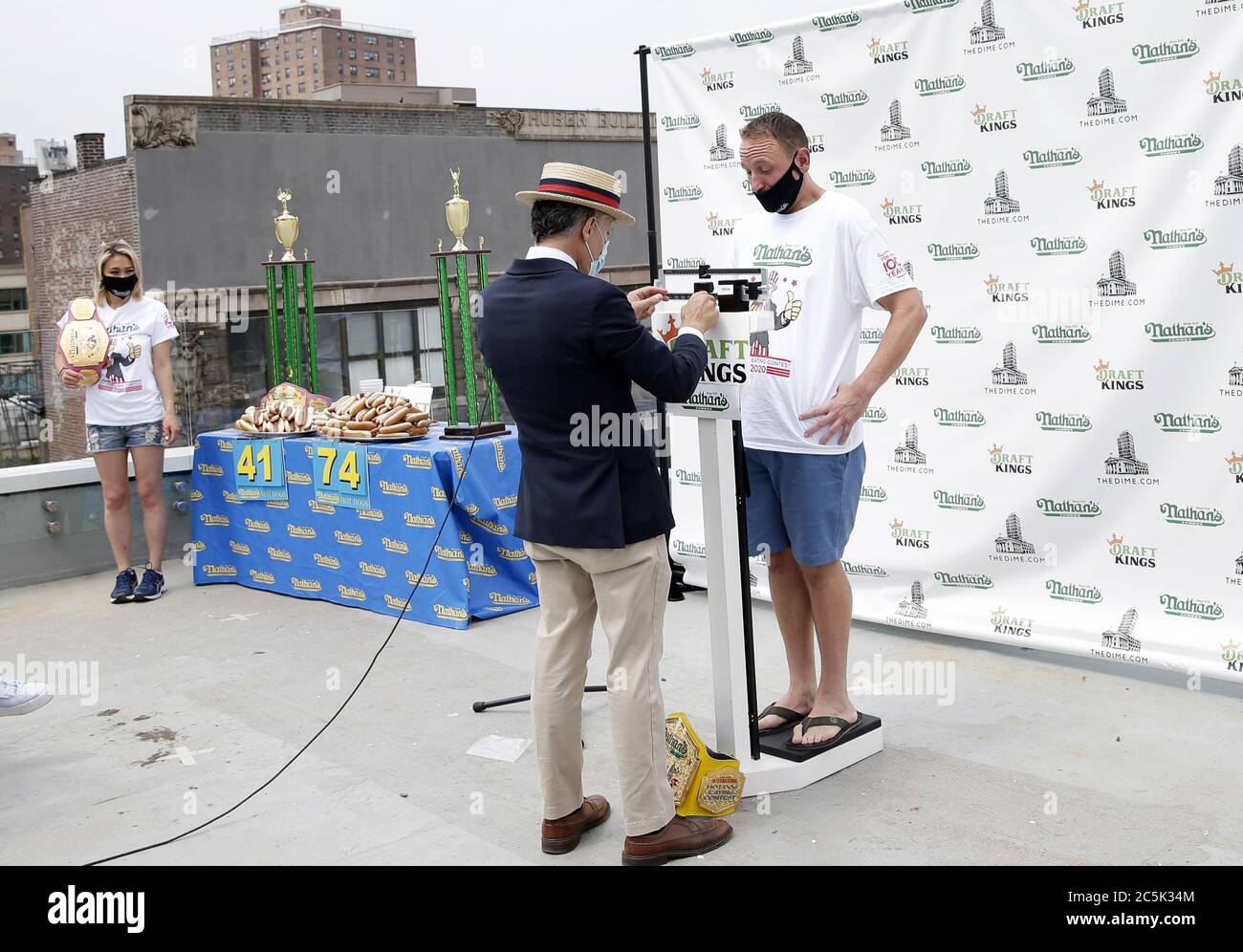Hot dog eater hi-res stock photography and images - Alamy
