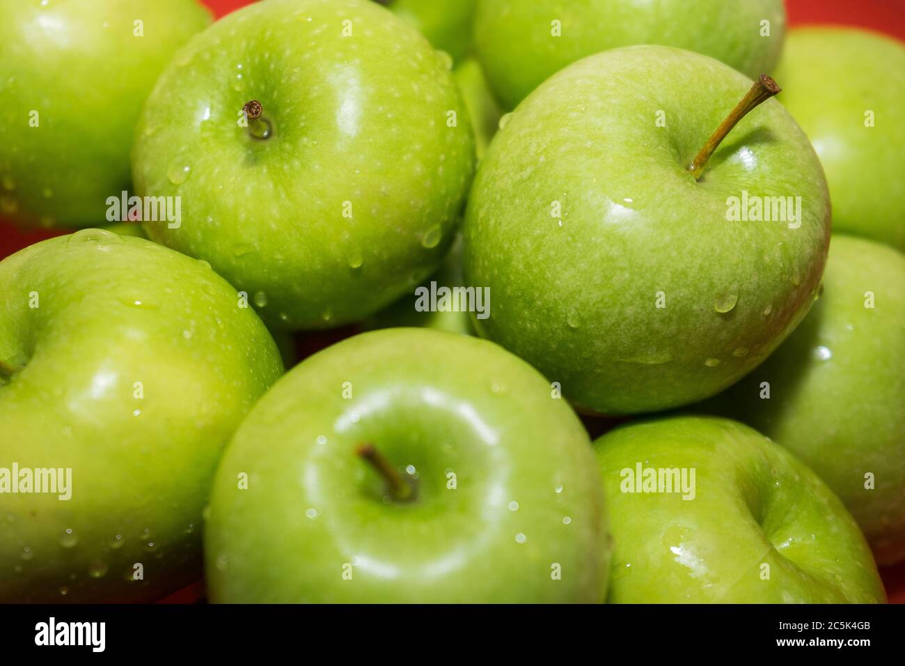washed wet clean green apples. Fruit washing Stock Photo - Alamy