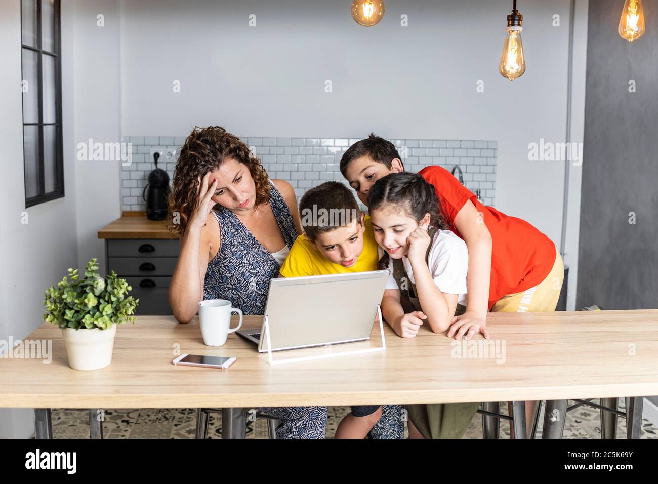Kids computer mum worried hi-res stock photography and images - Alamy