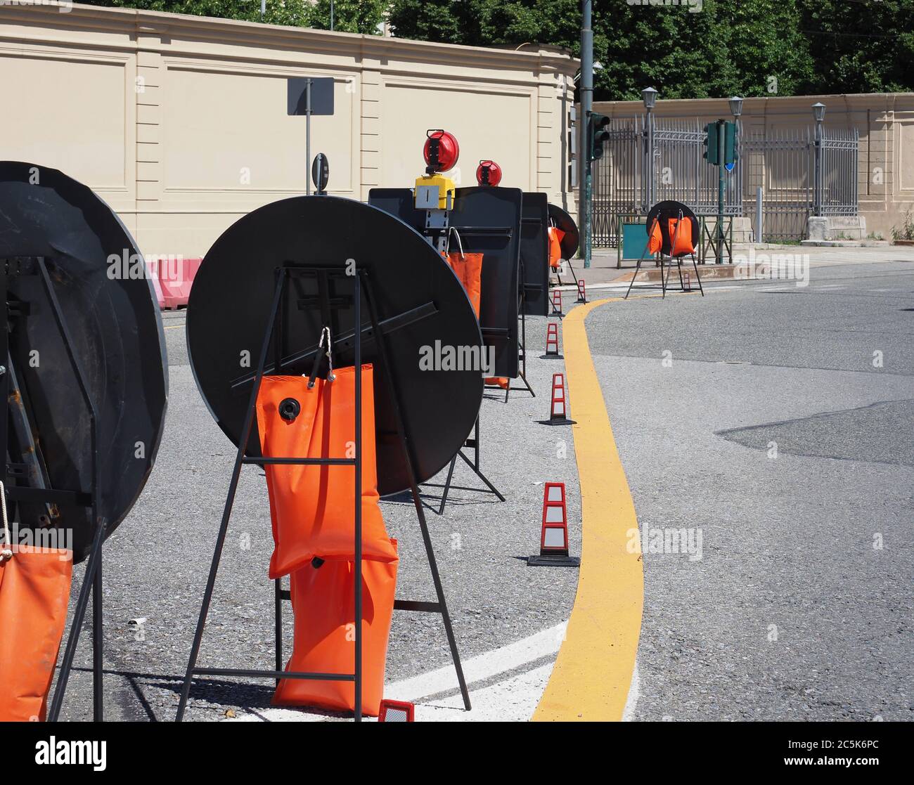street closed for road works building site Stock Photo - Alamy