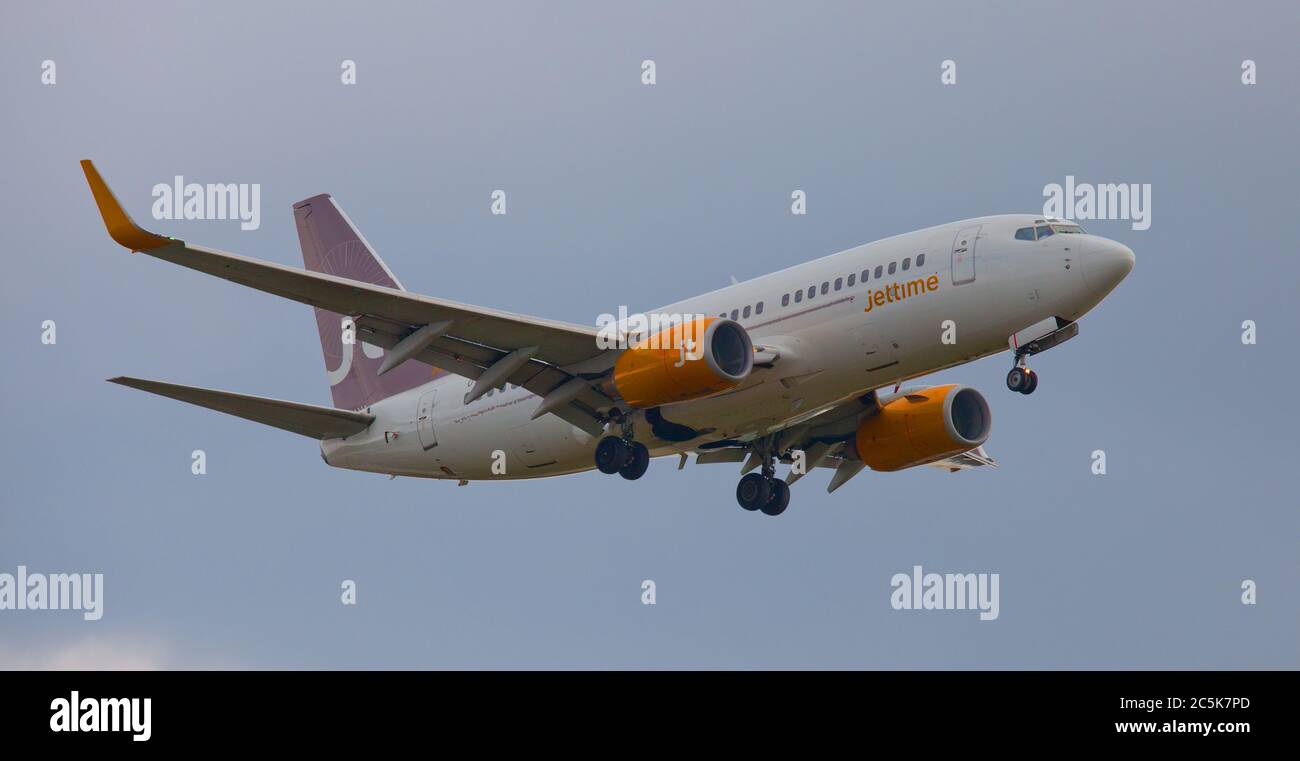 Jet Time Boeing 737 OY-JTT on final approach to London-Heathrow Airport ...