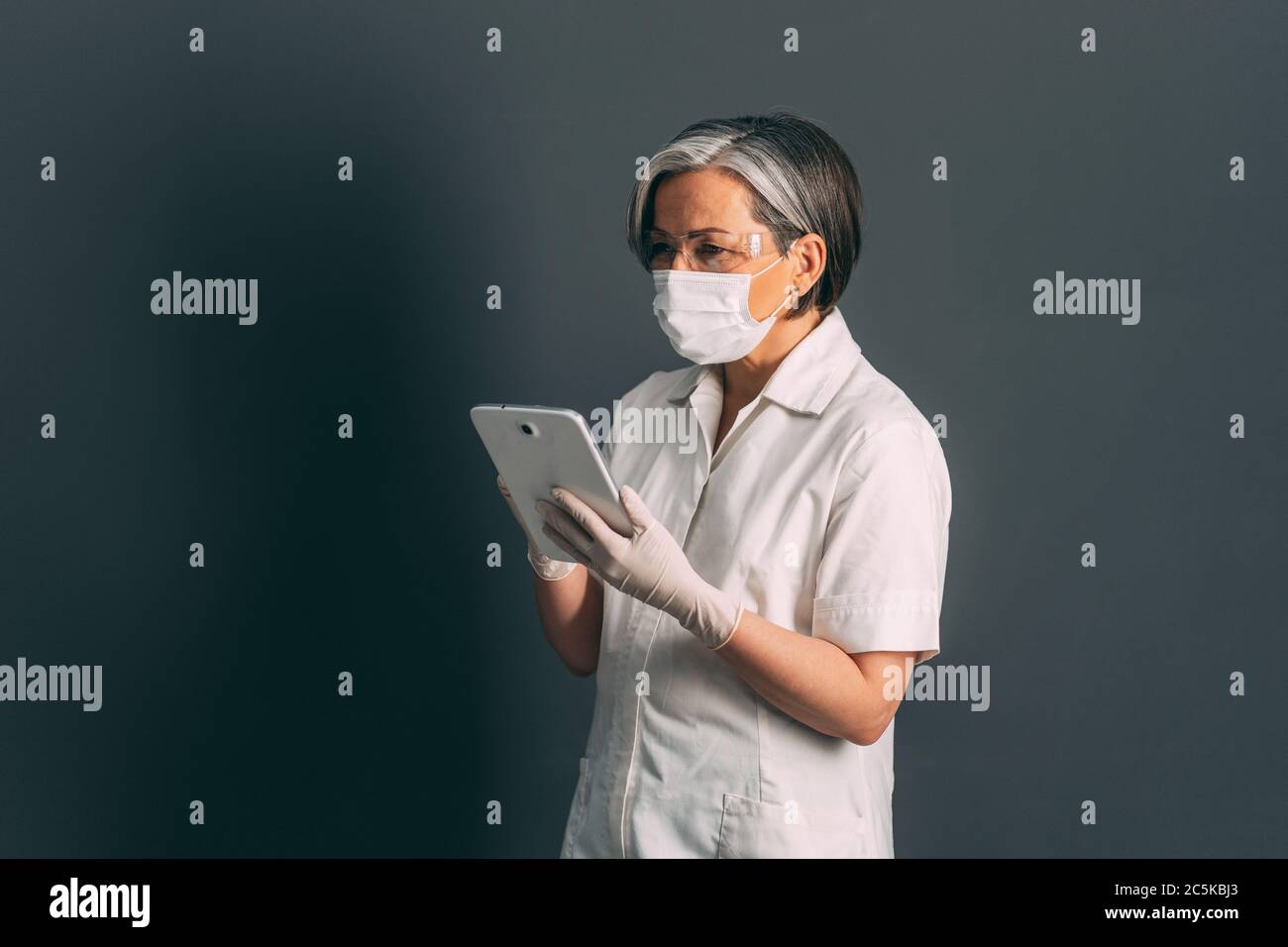 Doctor advanced technology hi-res stock photography and images - Alamy