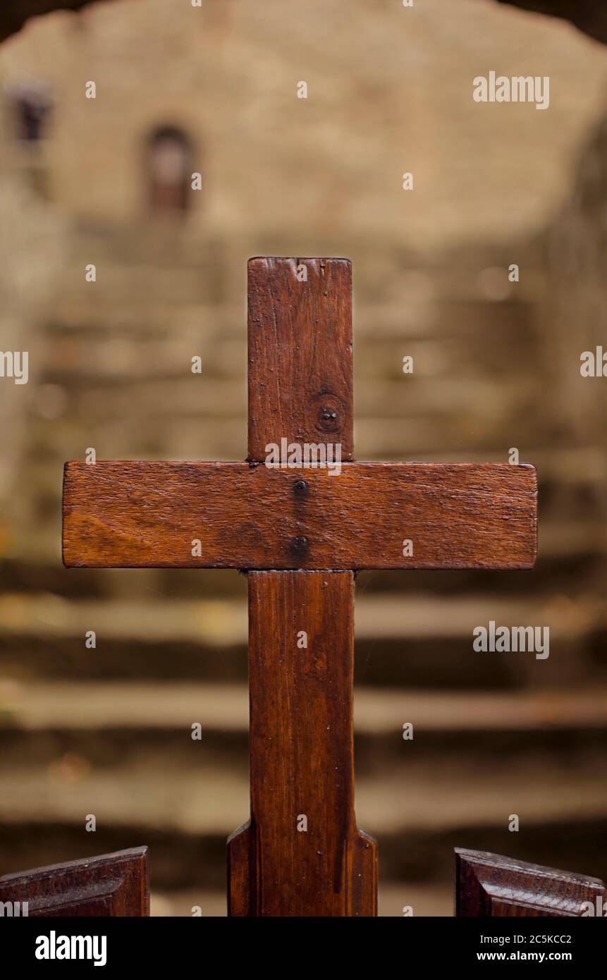 Open bible wooden cross hi-res stock photography and images - Alamy
