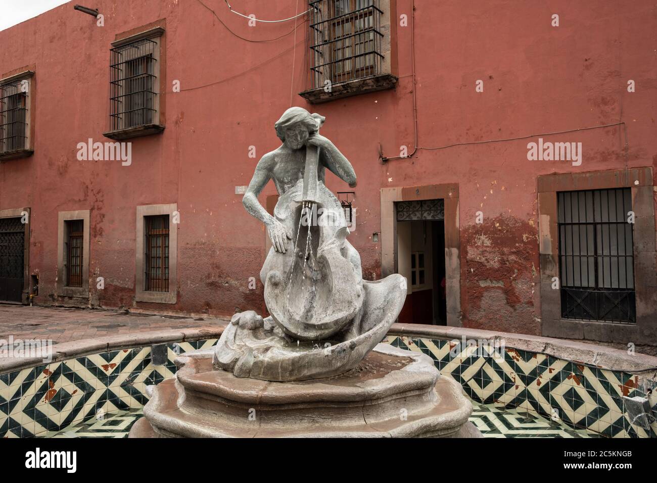 Water fountain musician playing the cello behind the San Francisco ...