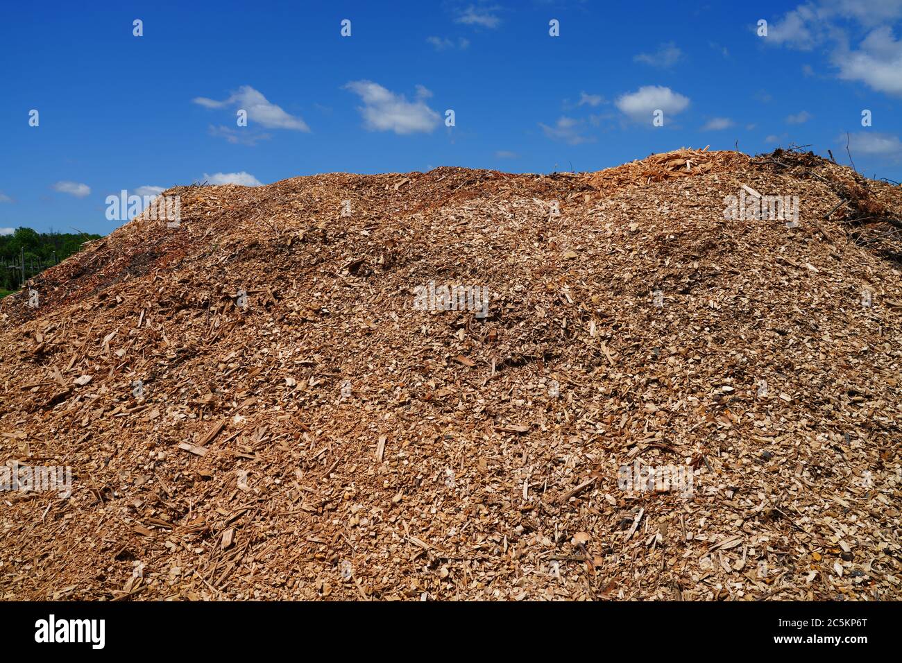 Big pile of wooden chips used as garden mulch Stock Photo - Alamy