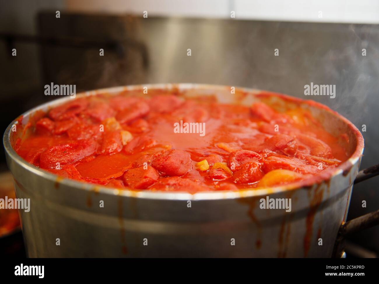 Large cooking pot hi-res stock photography and images - Alamy