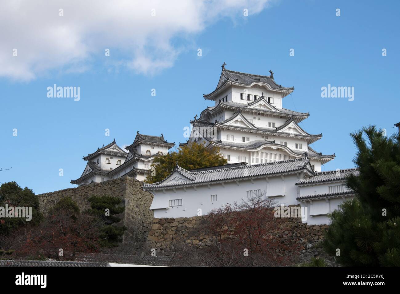 Beautiful white Himeji Castle in autumn season in Hyogo Prefecture ...