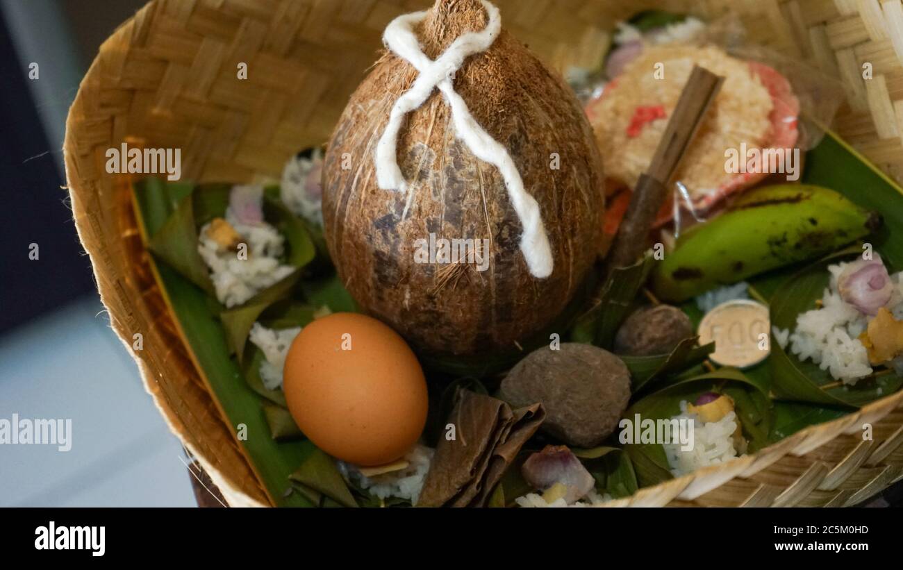 Hindu offerings in Bali Stock Photo - Alamy