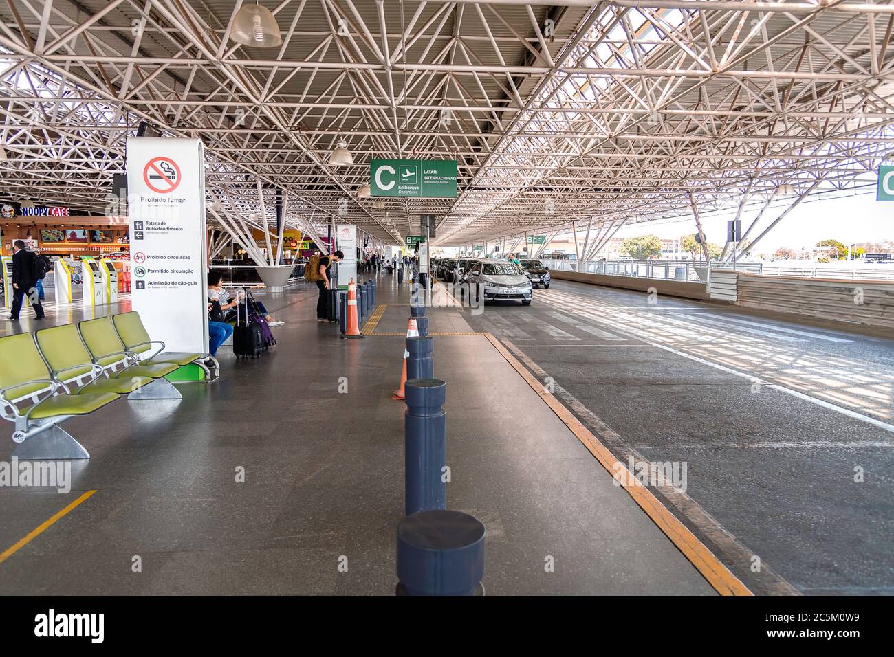Airport's drop off area Stock Photo - Alamy