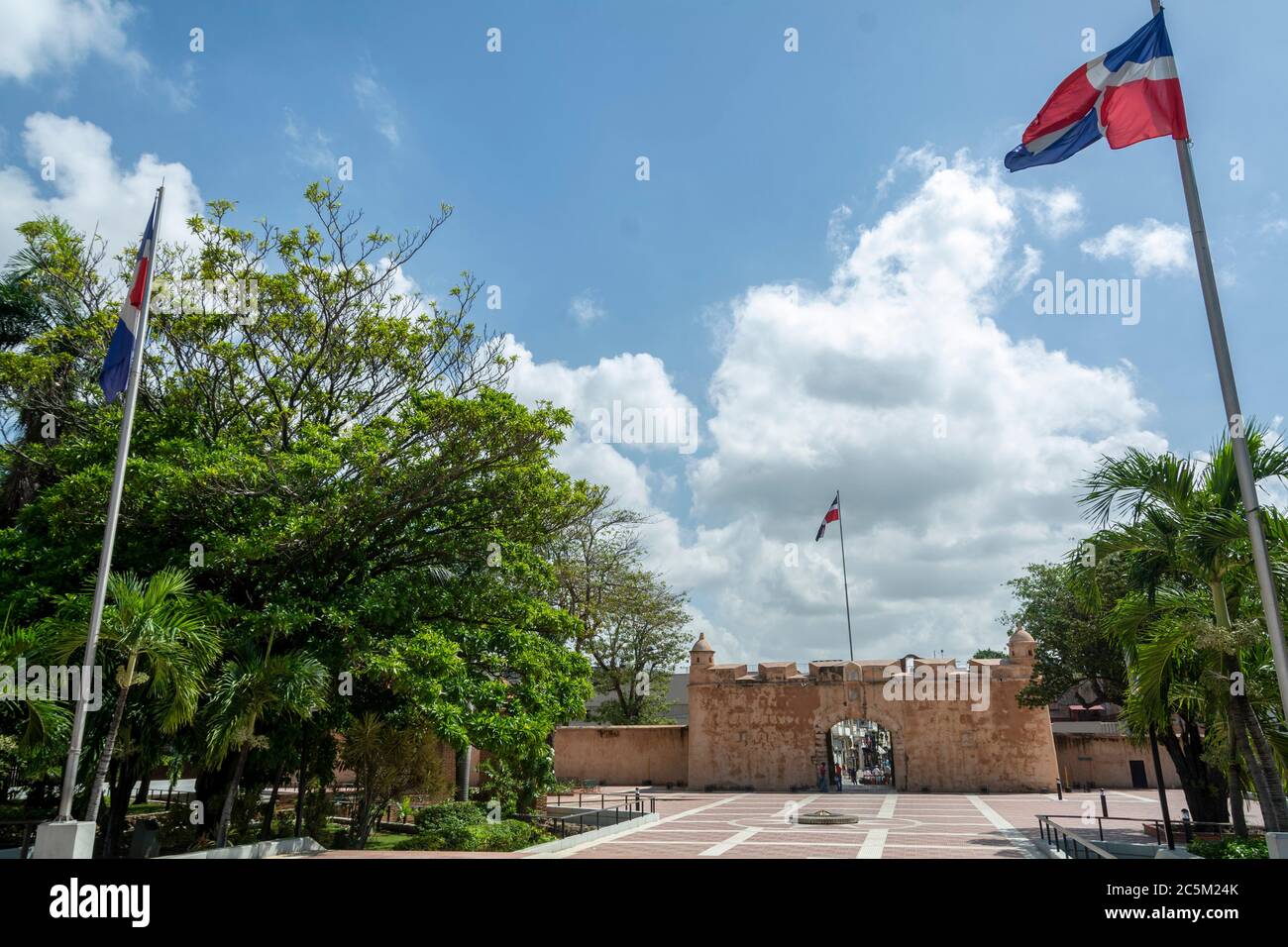 Puerta del Conde in front of the pedestrian Count in Santo Domingo ...