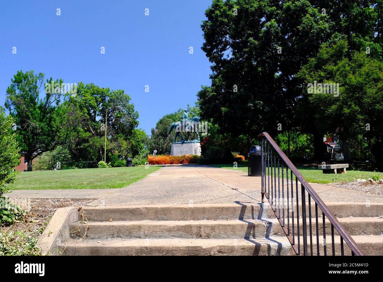 Robert E Lee Statue in Market Square Park in Charlottesville, Virginia ...