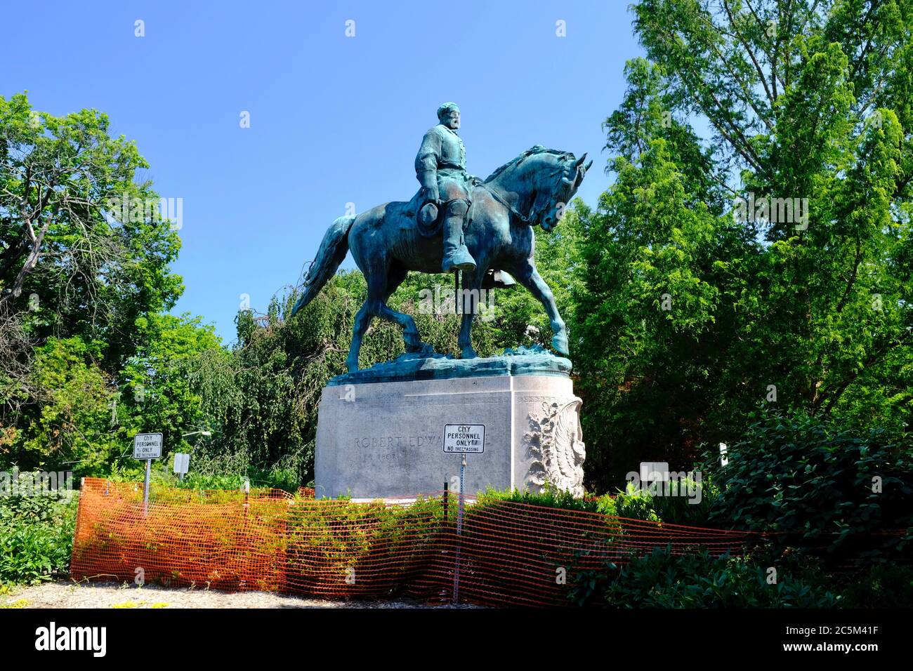 Robert E Lee Statue in Market Square Park in Charlottesville, Virginia ...