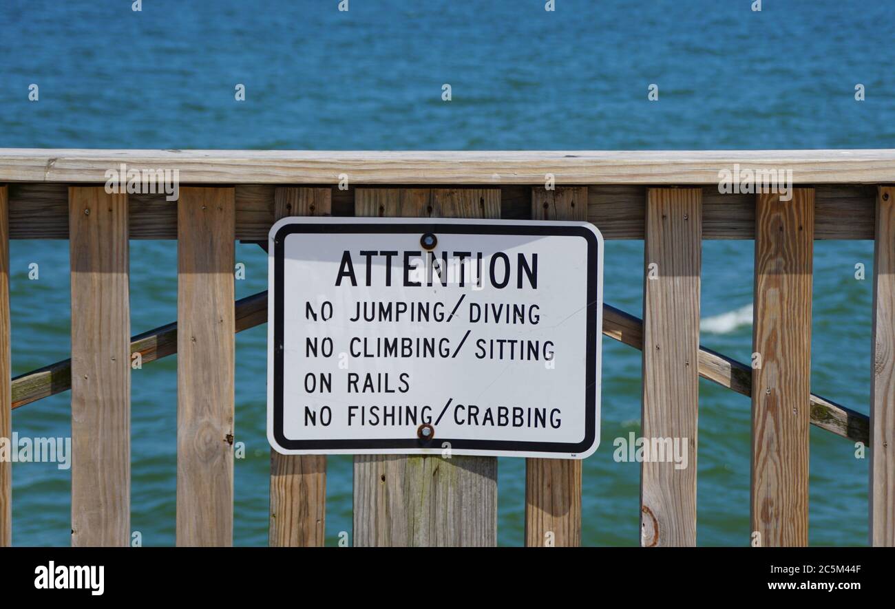 Warning sign no jumping hi-res stock photography and images - Alamy