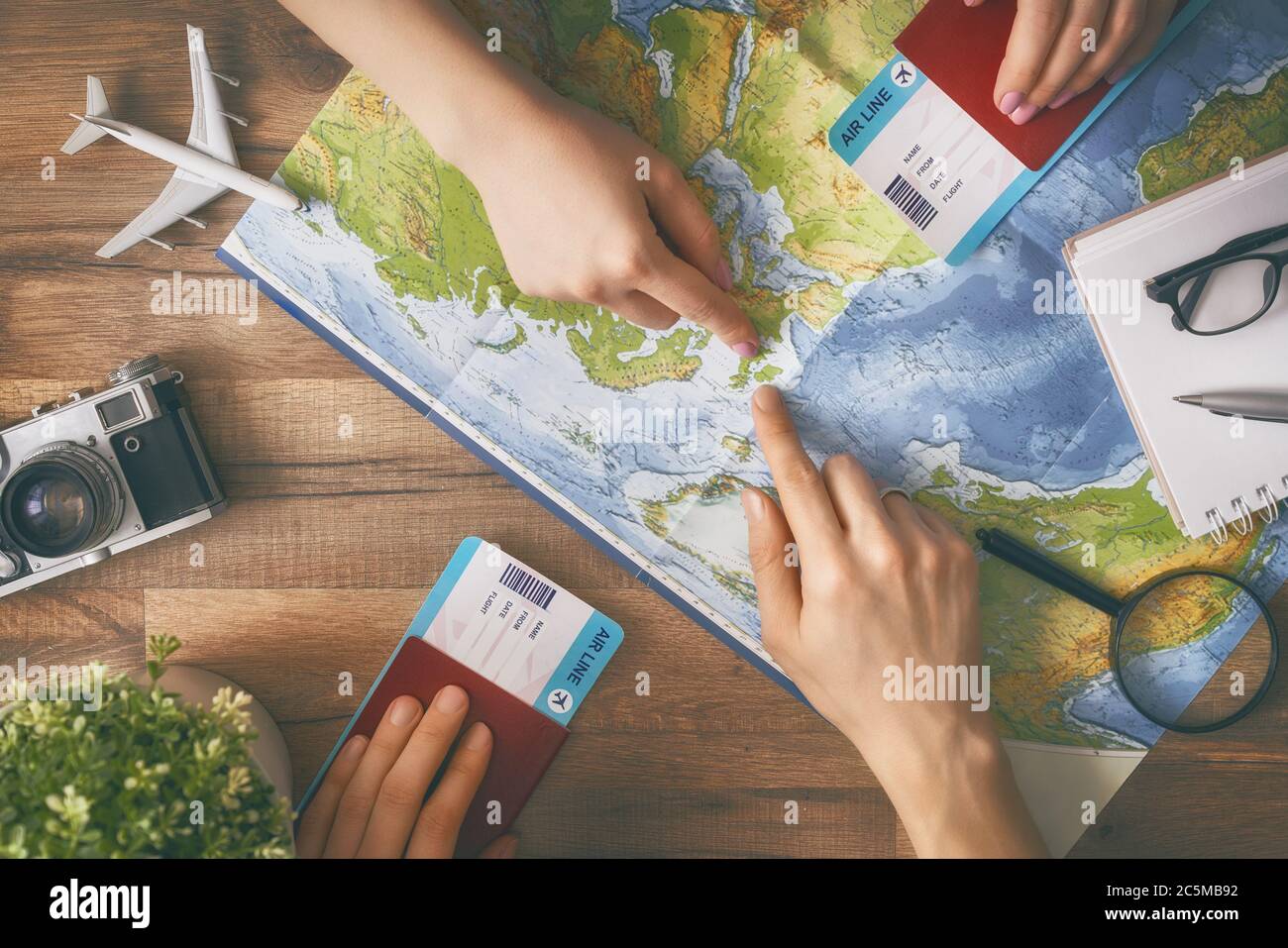 Couple plane retro hi-res stock photography and images - Alamy