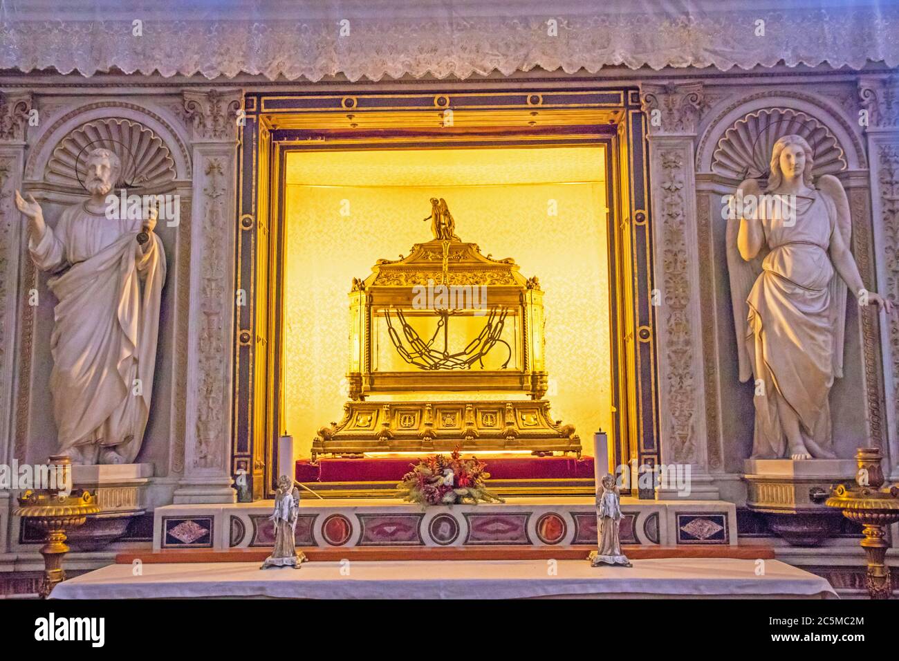 The reliquary holding the chains in Basilica di San Pietro Vincoli ...