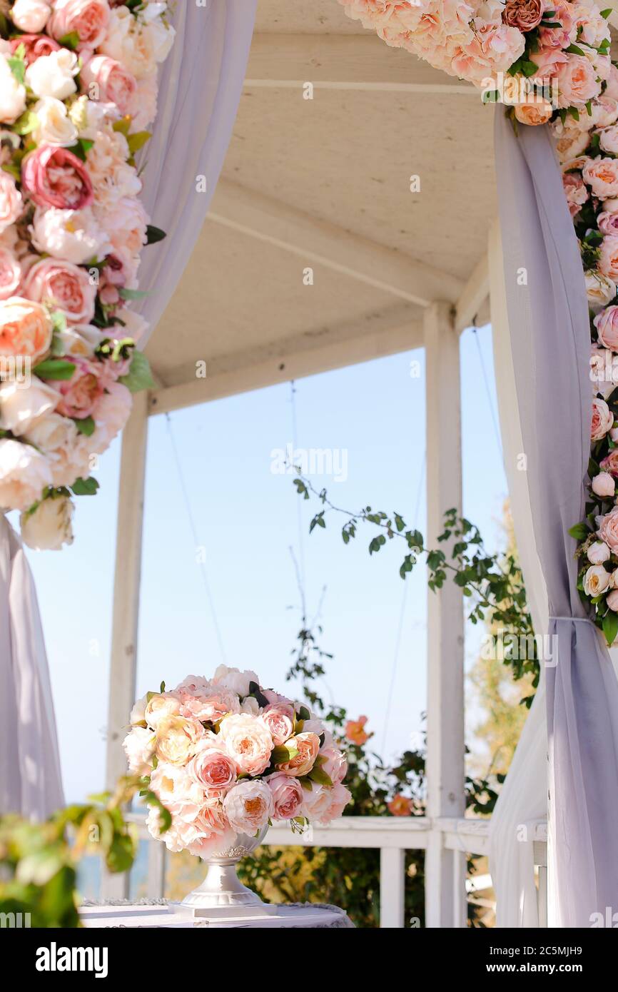 Wedding arch with pink roses hi-res stock photography and images - Alamy