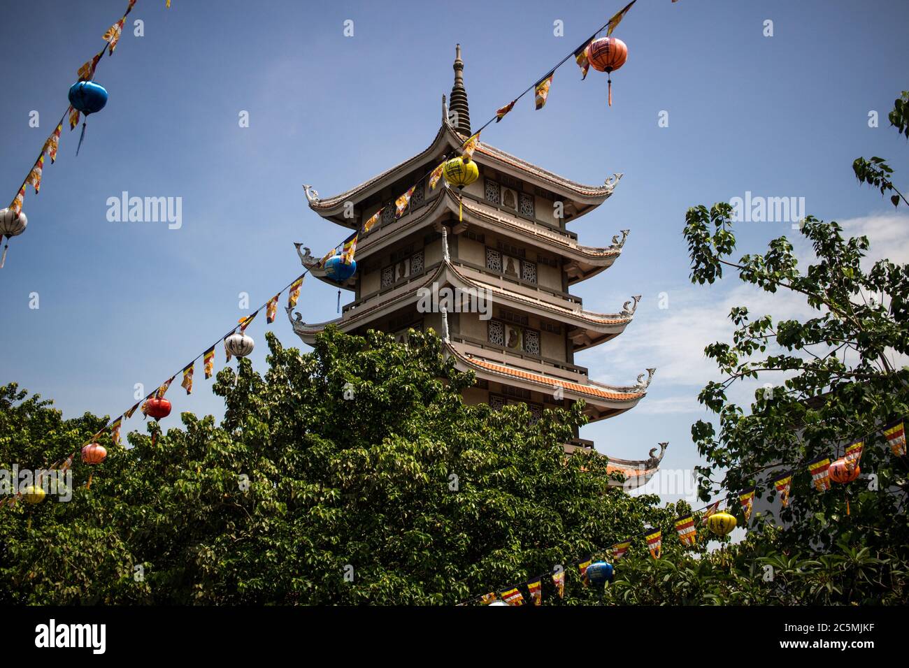 VIETNAM - DES TEMPLES Temple bouddhique À Ho-Chi-Minh-Ville au Vietnam ...