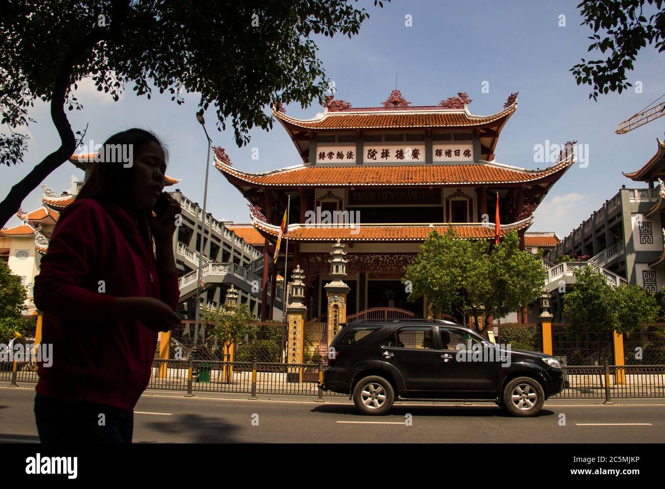 VIETNAM - DES TEMPLES Temple bouddhique À Ho-Chi-Minh-Ville au Vietnam ...