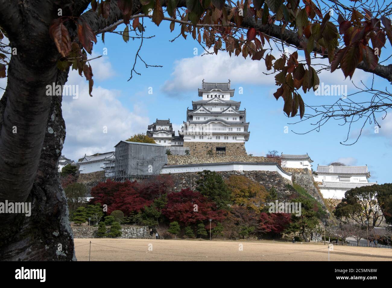 Beautiful white Himeji Castle in autumn season in Hyogo Prefecture ...