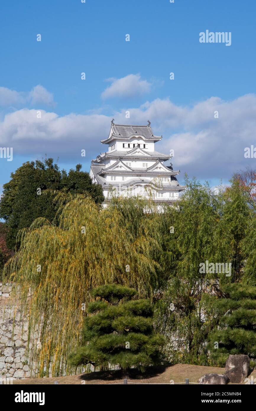 Beautiful white Himeji Castle in autumn season in Hyogo Prefecture ...