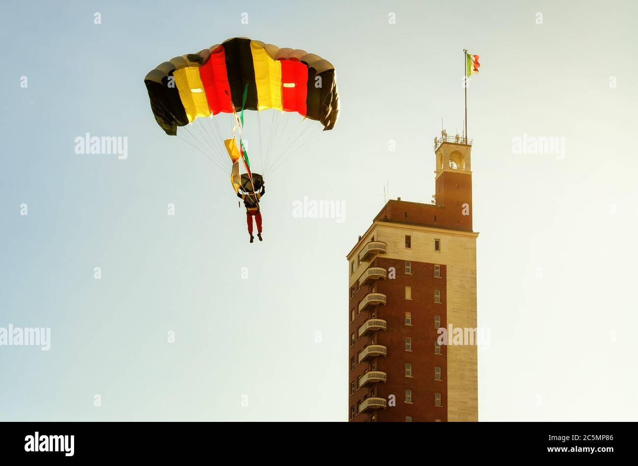 Skydiver landing hi-res stock photography and images - Alamy